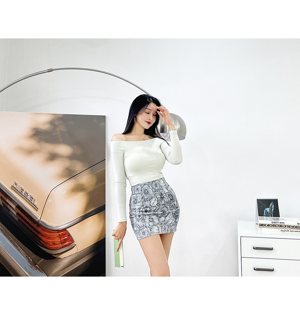 BLANC-CHIC Candy Off-shoulder Tee | KOODING